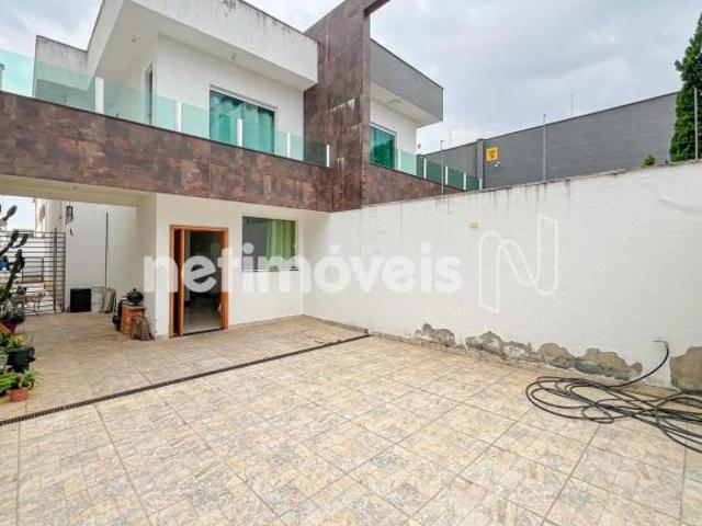 Casa geminada de 2 pavimentos, localizada no Planalto em excelente localização