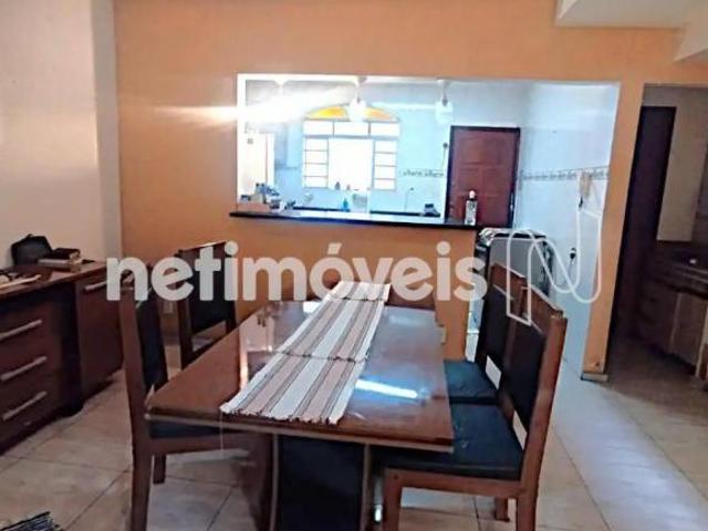 Casa geminada em ótima localização