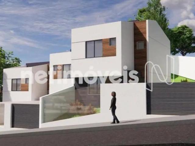 Casa geminada, independente e nova no Manacás
