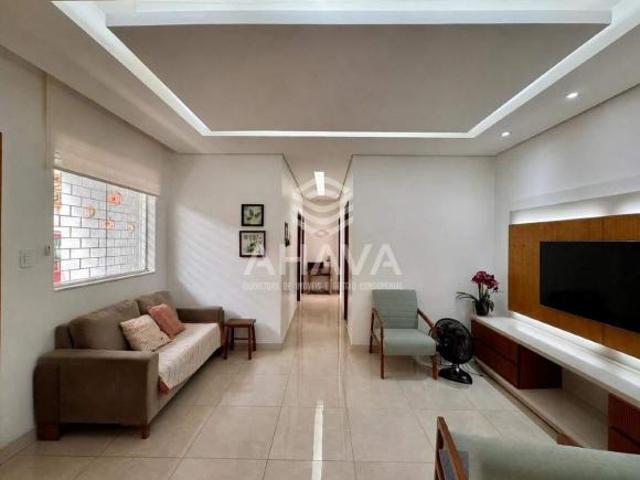 Casa Geminada Linear 3 Quartos sendo 1 Suíte, 140m², 2 Vagas, Bairro Santa Mônica, próximo a Rua Éri