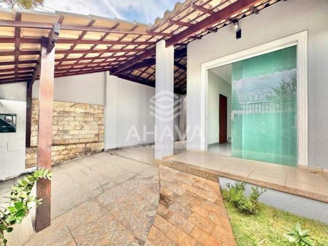 Casa Geminada Linear 3 Quartos sendo 1 Suíte à Venda, 180m², 2 Vagas, Bairro Santa Mônica, próximo a