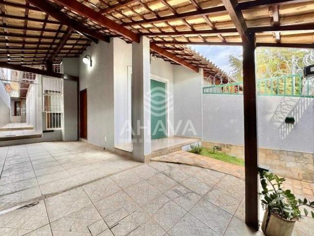Casa Geminada Linear 3 Quartos sendo 1 Suíte à Venda, 180m², 2 Vagas, Bairro Santa Mônica, próximo a