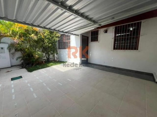 Casa Geminada Plana com 3 Quartos à Venda, 130m², 2 Vagas, Bairro Dona Clara, próxima à Avenida Seba