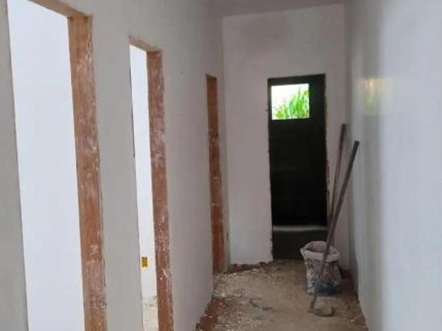 Casa geminada plana com entrada compartilhada no bairro Colonial