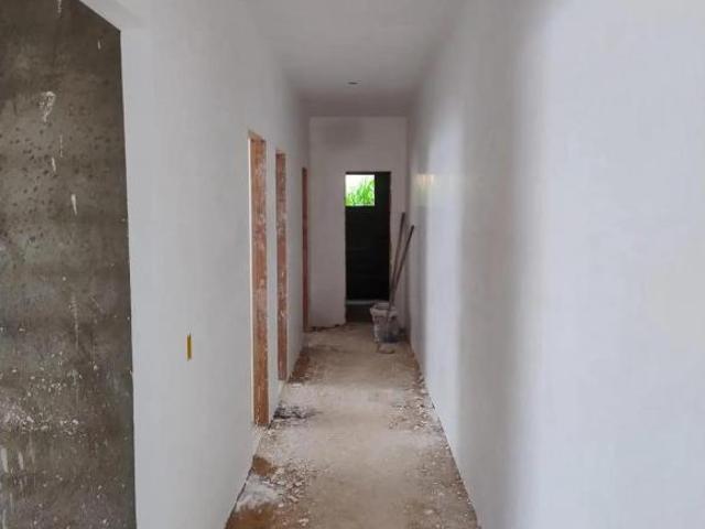 Casa geminada plana com entrada compartilhada no bairro Tropical