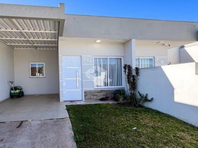 Casa geminada semimobiliada com dois dormitórios no Bairro João Alves