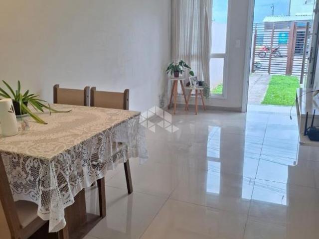 Casa geminada semimobiliada à venda, com excelente aproveitamento, com dois dormitórios e duas vagas