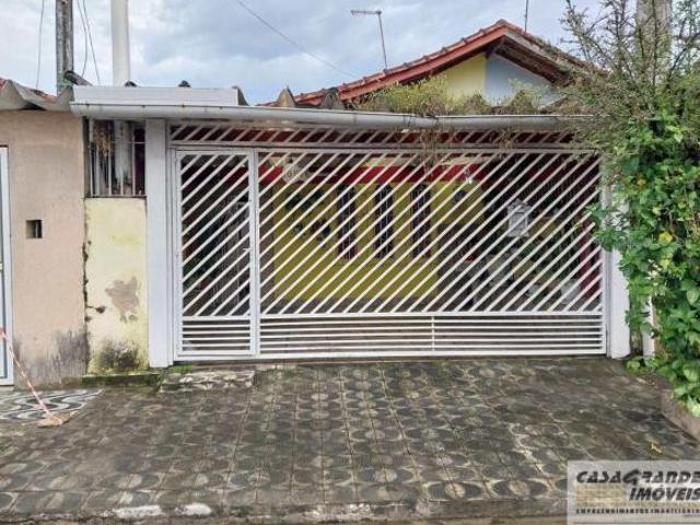 Casa geminada, situada no bairro Maracanã, possuindo 01 dormitório