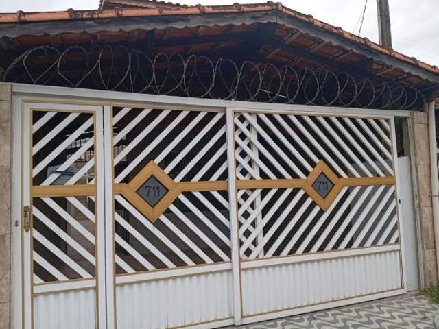 Casa geminada, situada no bairro Maracanã, possuindo 03 dormitórios