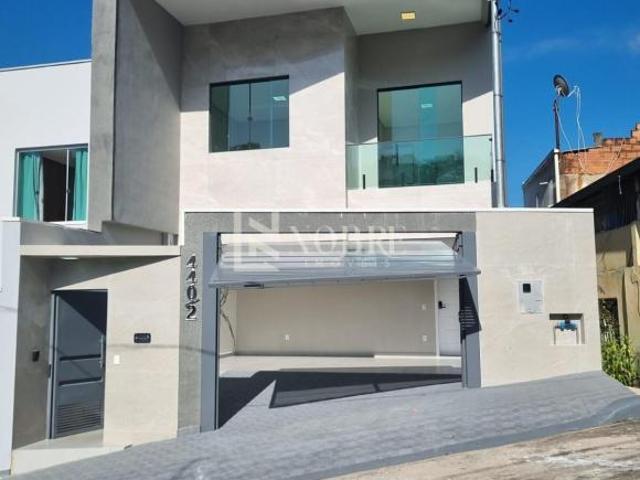 Casa Geminada Triplex com 200 m², Piscina e Área Gourmet