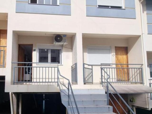Casa Geminada Triplex em condomínio fechado com Terraço