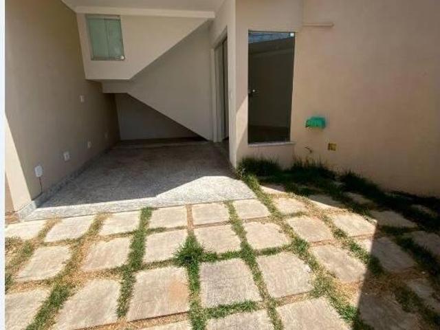 CASA GEMINADA TRIPLEX NO CENTRO DE PEDRO LEOPOLDO