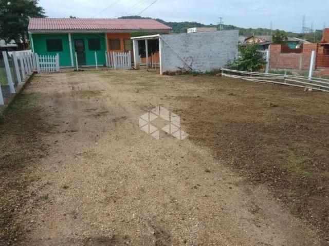 Casa geminada, 02 dormitórios, localização tranquila e ótima posição solar
