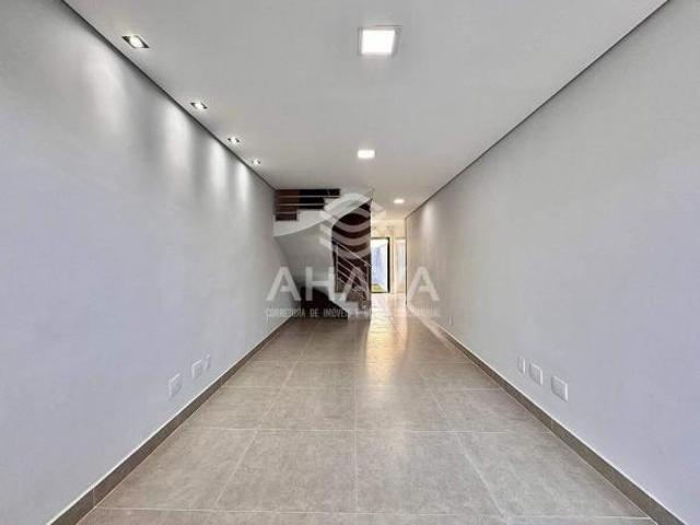 Casa Geminada 2 Suítes à Venda, 132m², 2 Vagas, Bairro Copacabana, próximo a Avenida Portugal