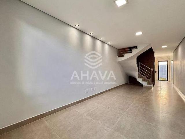 Casa Geminada 2 Suítes à Venda, 132m², 2 Vagas, Bairro Copacabana, próximo a Avenida Portugal