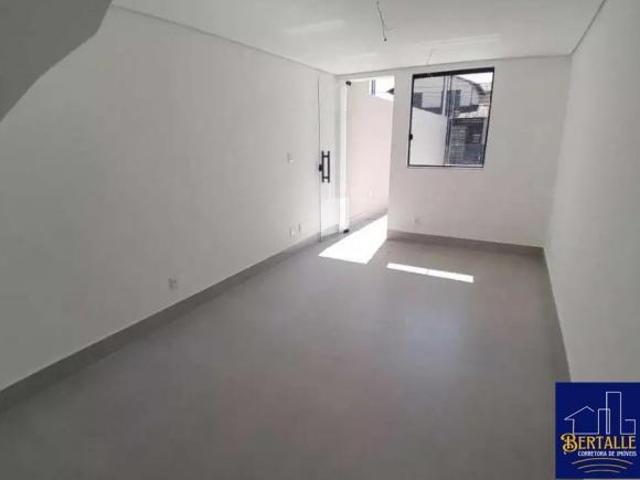 Casa geminada 2 quartos, 2 suítes, 122m², vaga para até 2 carros, com entrada independente e quintal