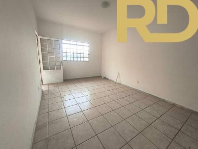 Casa geminada 2 quartos e área de serviços separada