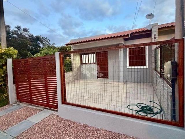 Casa Geminada 3 dormitórios, banho social, piso em porcelanato, pátio na frente e fundos na Nova Gua