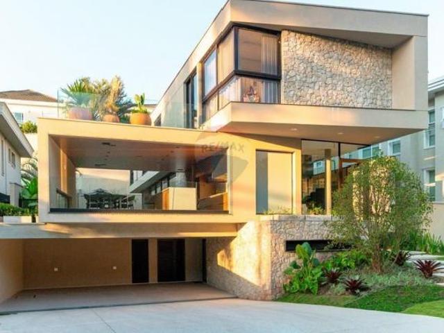 Casa Gramado com Vista Permanente para o Verde 448m², 4 suítes, 3 vagas, Residencial 18 do Forte
