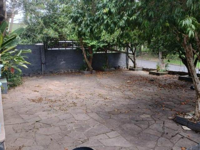 CASA GRANDE COM PÁTIO E ÁRVORES FRUTÍFERAS