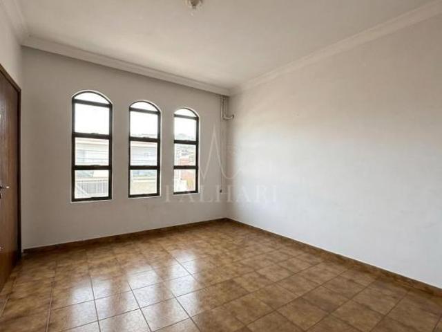 Casa Grande e bem localizada