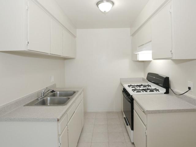 Casa Grande Studio Apartment for Rent at 13518 Yukon Avenue, Hawthorne, CA 90250 East Hawthorne