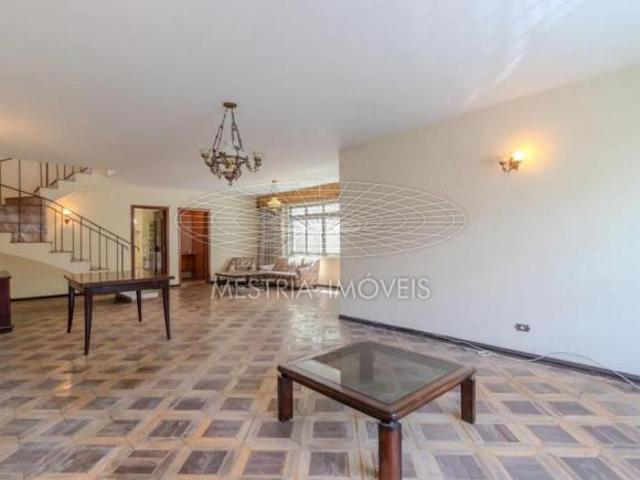 Casa ideal para quem busca espaço e conforto. Com uma área útil de 500 m² |4 vagas!