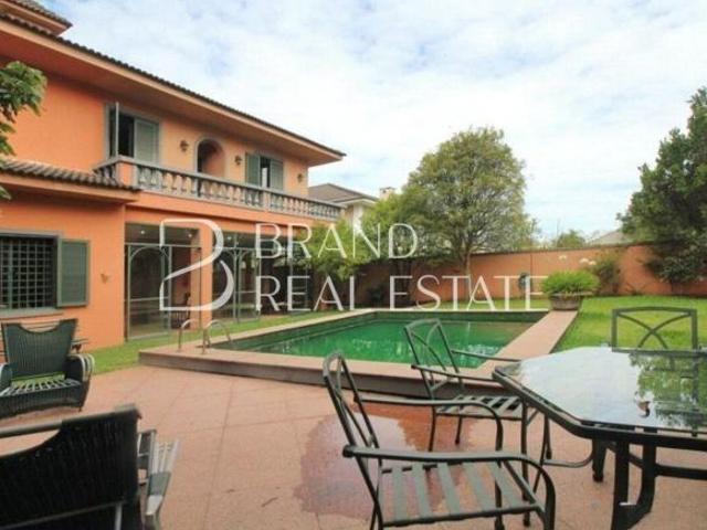 Casa imponente á venda no Jardim Leonor, 650m², 4 suítes, 10 vagas de garagem, piscina