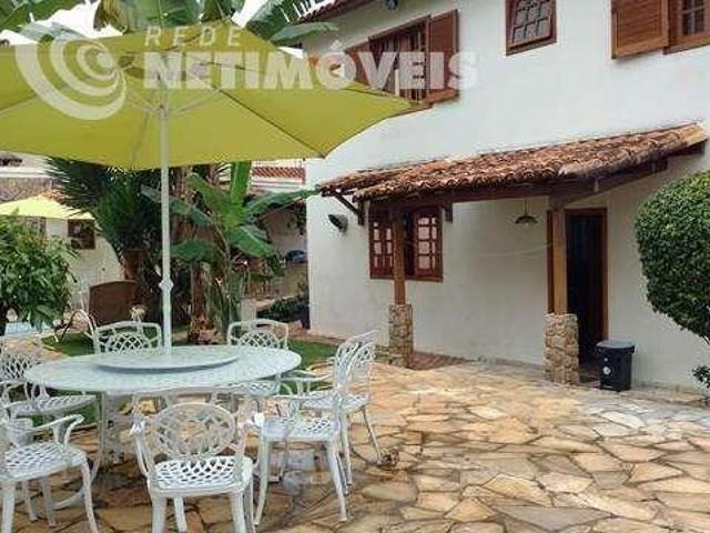Casa Imponente à Venda com Vista Permanente e Lazer Completo