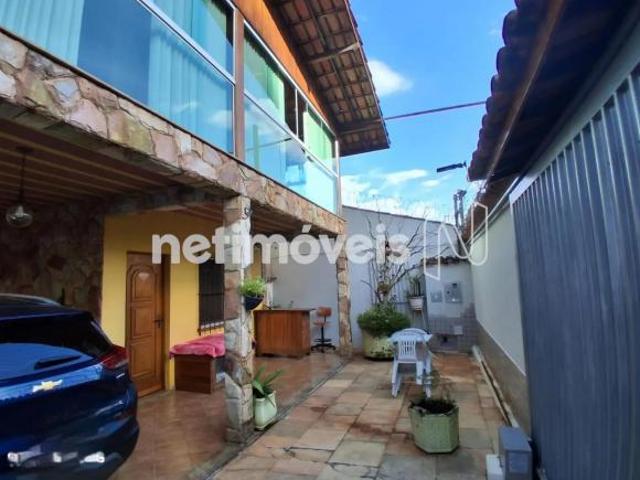 Casa Imponente com Área de Lazer Completa e 5 Vagas de Garagem