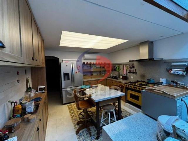 Casa Imponente na Chácara Monte Alegre com Jardim e 4 Suites