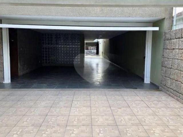 Casa Imponente no Água Verde: 418 m², Suíte Master com Hidro e 8 Vagas de Garagem