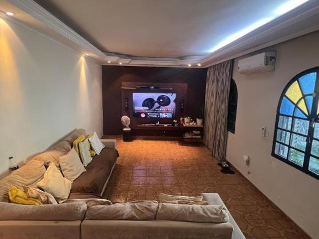Casa Impecável com 4 Quartos, Jardim e Área Gourmet – QSB 15 Taguatinga