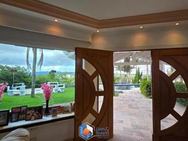 Casa Impecável com piscina de borda e vista infinita, um refúgio bem localizado no Portal Roselândia