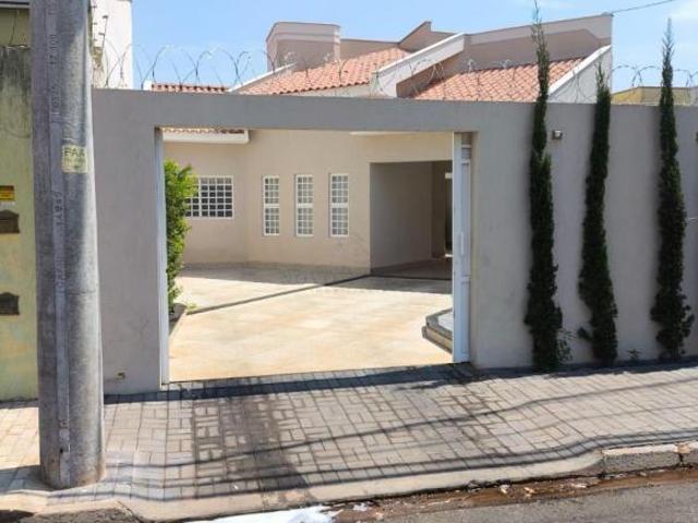 Casa impecável com piscina e área gourmet no Concórdia I – Araçatuba/SP