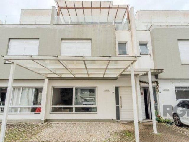 Casa impecável e mobiliada, com 3 niveis, possui 3 dormitórios sendo 1 suíte, 4 banheiros