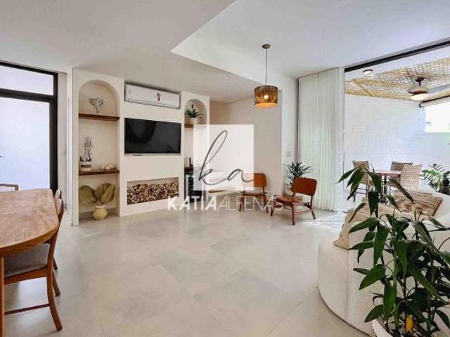 Casa impecável em Condomínio fechado
