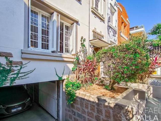 Casa impecável na Lopo Gonçalves com 4 dormitórios, garagem e pátio amplo