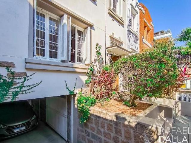 Casa impecável na Lopo Gonçalves com 4 dormitórios, garagem e pátio amplo