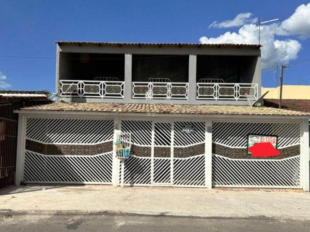 CASA IMPRESSIONANTE NA QR 310 EM SANTA MARIA — 4 QUARTOS, CLOSET E GARAGEM PARA 6 CARROS!