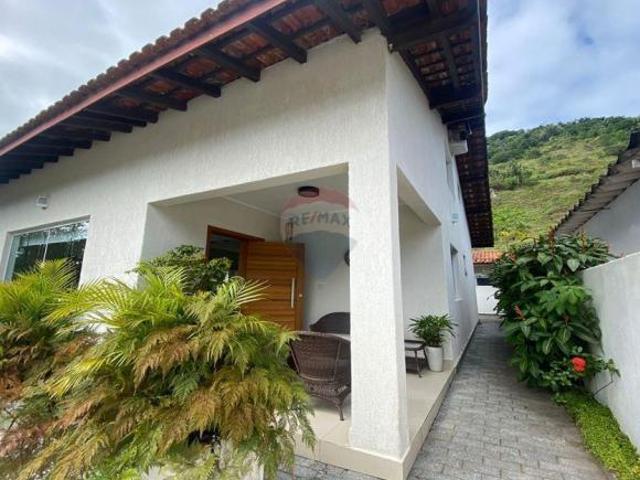 Casa incrível na Praia do Guaiuba e bem próxima da Praia do Tombo