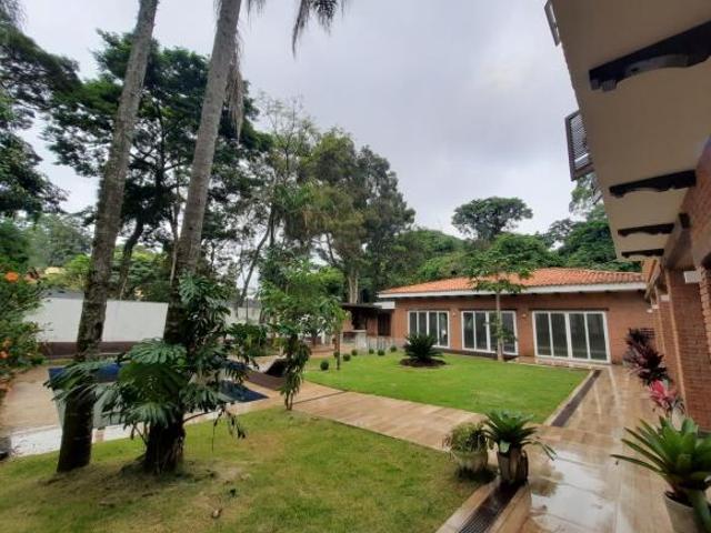 Casa incrível de 4 suítes com móveis novos no Morumbi Porteira fechada
