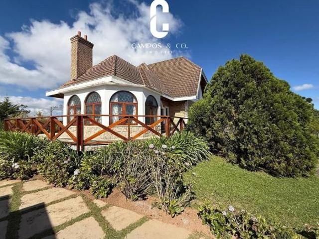 Casa incrível em condomínio! R$ 2.200.000,00 com 5 suítes e vista! Jardim Atalaia Campos do Jordão