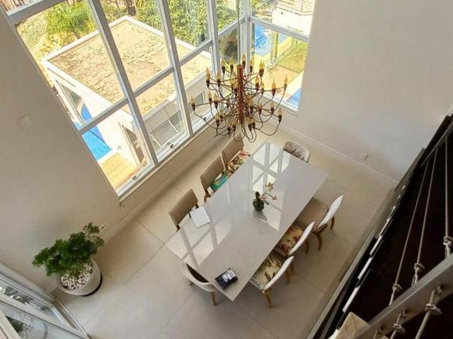 Casa incrível, localizada no Pinheirinho, oferece uma vista deslumbrante da cidade e da igreja da Ag