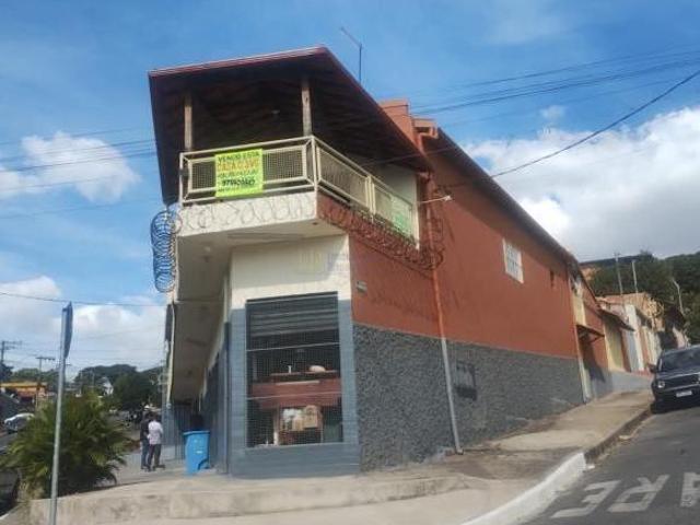 CASA INDIVIDUAL COM LOJAS E GALPÃ?O