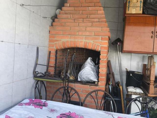 Casa individual com 2 quartos, 2 vagas e área gourmet