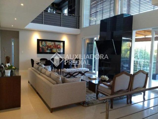 CASA INDIVIDUAL ARQUITETURA MODERNA COM PÁTIO
