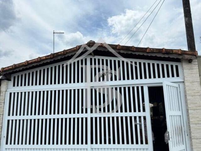 Casa individual no Bairro Maracanã Praia Grande SP, com 2 dormitórios, 1 suíte