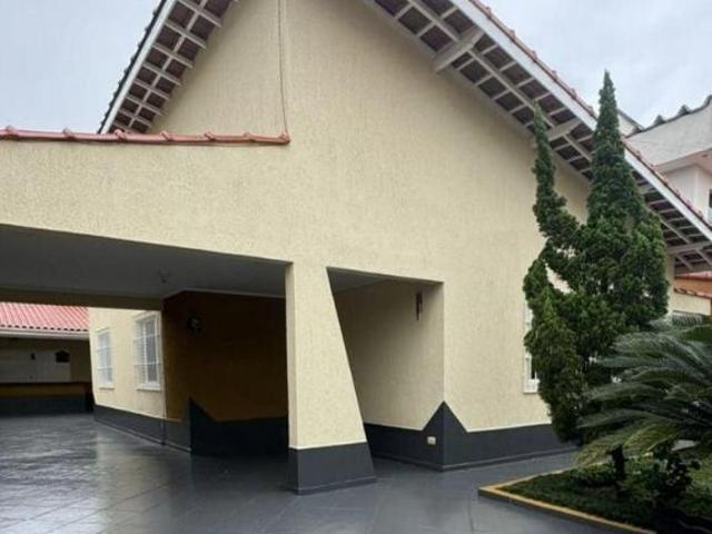 Casa Isolada 3 Dorms 1 Suíte com Edícula, 6 Vagas e Porteira Fechada