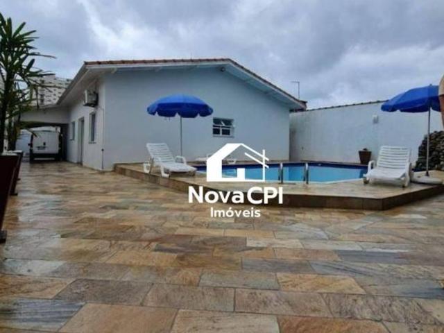 Casa Isolada 4 Quartos com Piscina no Balneário Flórida – 249m² Úteis e 5 Vagas